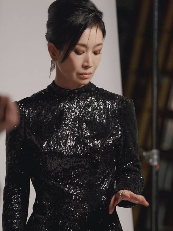나영희 진짜 63세 맞아 백리스원숄더 드레스로 전 연령층 압도 스타와 라이프