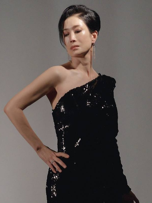 나영희 진짜 63세 맞아 백리스원숄더 드레스로 전 연령층 압도 스타와 라이프