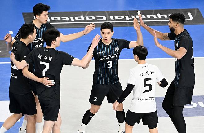 레오허수봉 35점 합작 현대캐피탈 9년 만의 10연승ok에 완승