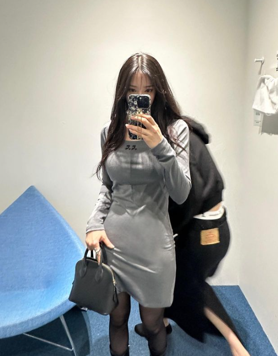 35세 믿기지 않는 외모초미니룩 핏 완벽해 놀라운 여가수미니원피스룩 어썸클