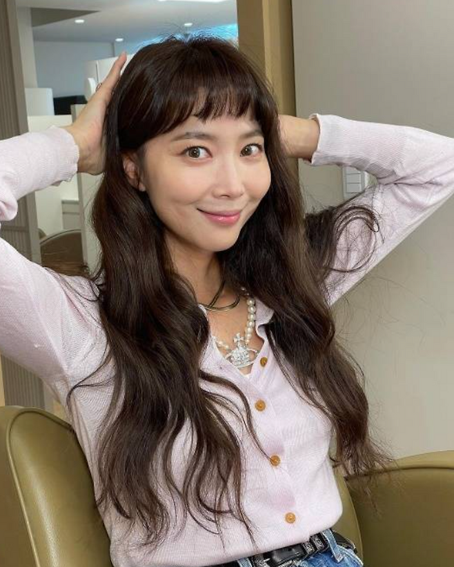 44세 믿기지 않는 관리17살 아들 둔 여배우170cm8등신 뽐낸 데님룩 어썸클