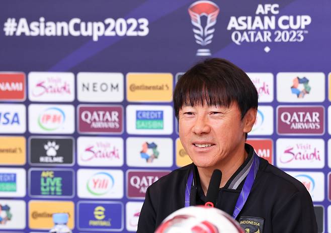 신태용 ‘뒤통수 친 인니 축구 ‘네덜란드 전설 선임 12일 발표 계약 성사”