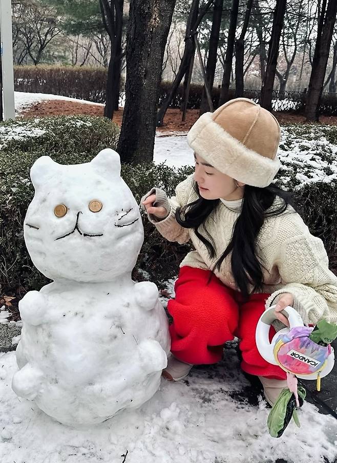 류이서 대충 입어도 러블리 털모자에 케이블 스웨터 반려견 산책룩 패션엔