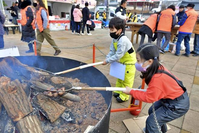 구운 밤 한 입에 겨울 낭만 한가득” 1월 미식 축제 열린다 여행탐구
