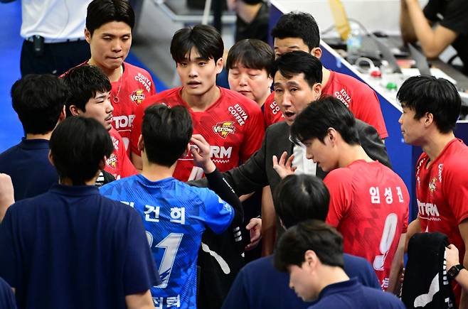 비예나나경복 50점 맹폭 Kb손해보험 파죽의 5연승 레오나르도 감독 데뷔전 승리 장식 한국전력 3 1 격파