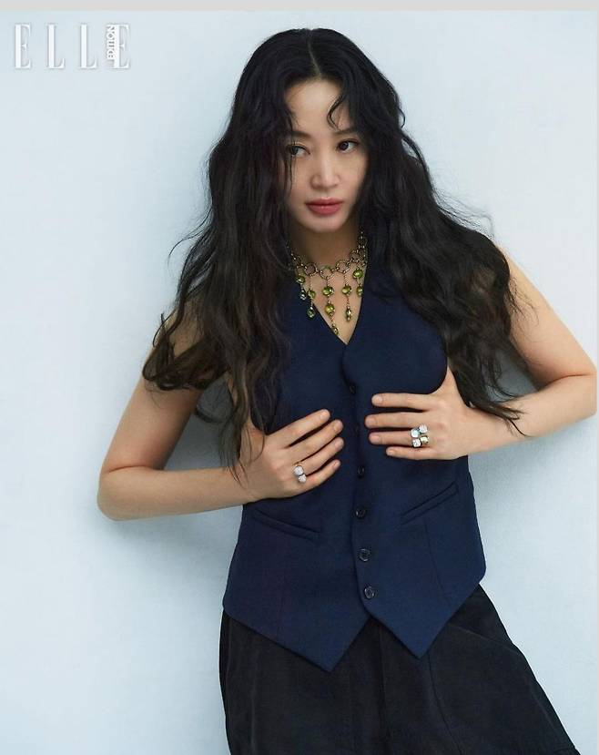 김혜수 웨이브에 시스루 포텐 체인 두른 고혹적 튜브탑 드레스룩 뷰티는 내운명
