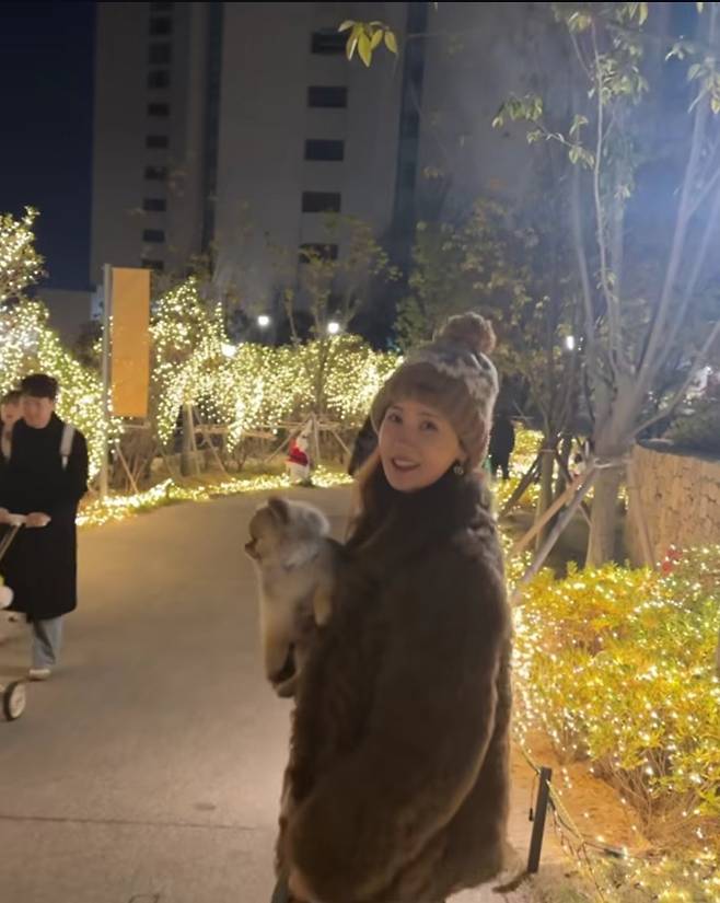 이다해 사방이 블링블링 방울 모자에 퍼 재킷 눈부신 새해 홀리데이룩 뷰티는 내운명