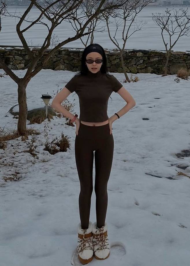 손나은 강추위 잊은 눈 밭 레깅스 핏 복근 드러낸 S라인 Y2k 산책룩 패션엔