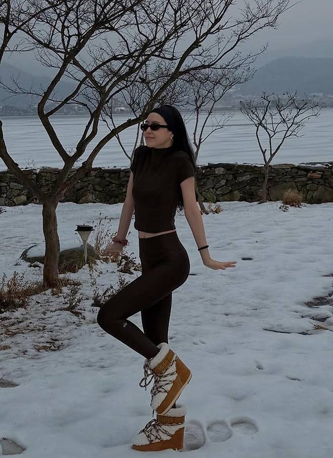 손나은 강추위 잊은 눈 밭 레깅스 핏 복근 드러낸 S라인 Y2k 산책룩 패션엔