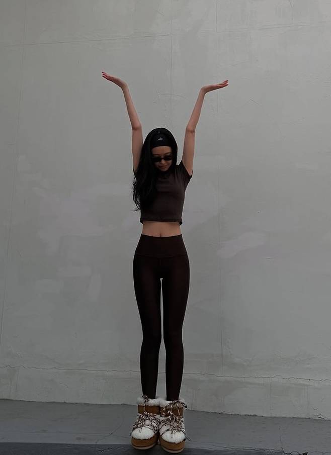 손나은 강추위 잊은 눈 밭 레깅스 핏 복근 드러낸 S라인 Y2k 산책룩 패션엔