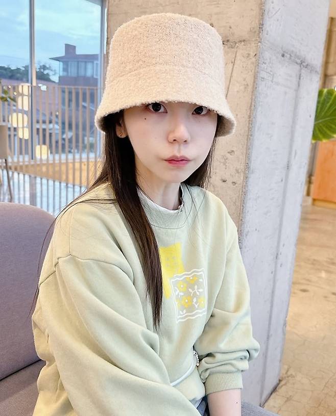 32세 안소희 버킷햇 쓰니 세월 꺼꾸로 10대 같은 초동안 걸리시 데일리룩 패션엔