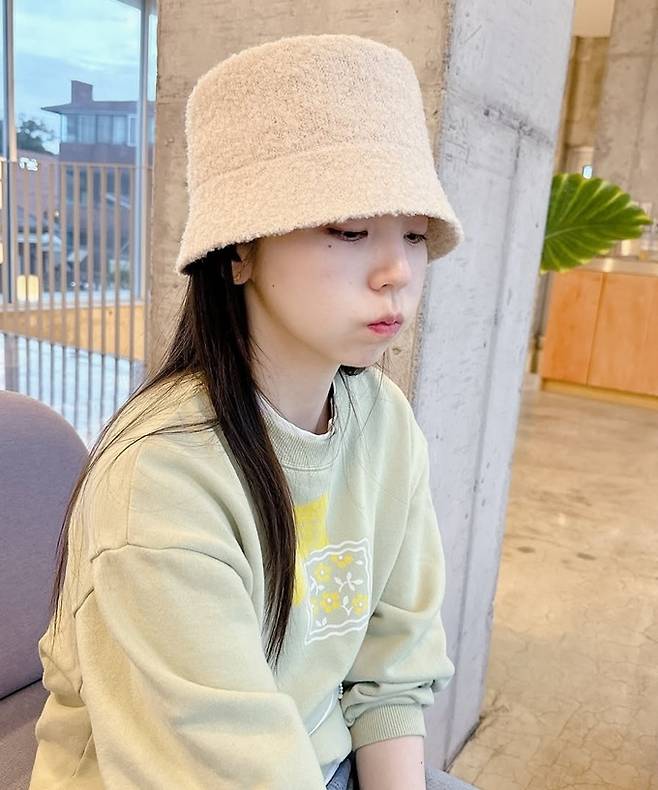 32세 안소희 버킷햇 쓰니 세월 꺼꾸로 10대 같은 초동안 걸리시 데일리룩 패션엔