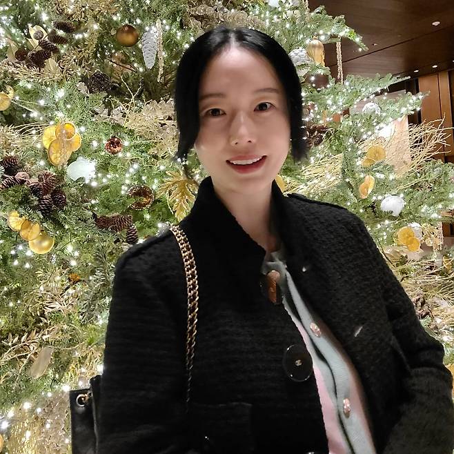 이정현 44살 맞아 블랙자켓에 명품백으로 우아한 패션 스타픽