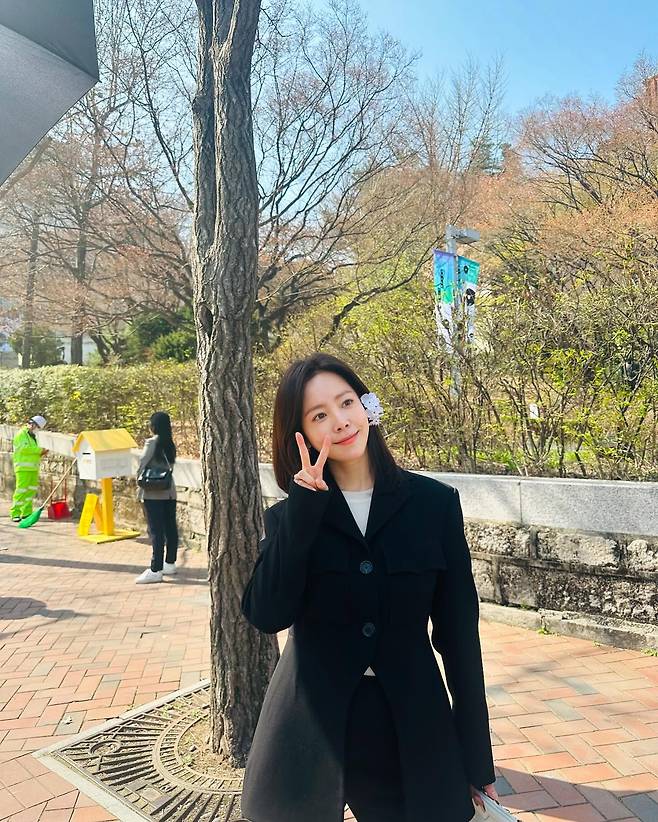 한지민 42살 맞아 블레이저 입고 청순여신 스타픽