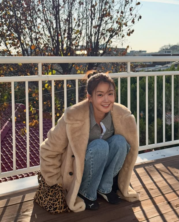 ‘꾸안꾸 패션 퍼재킷에 청바지편하지만 따뜻하게 이포커스