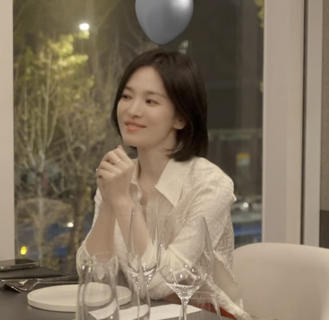 화제의 송혜교 브이로그 속 명품 셔츠 정보와 가격 스타픽