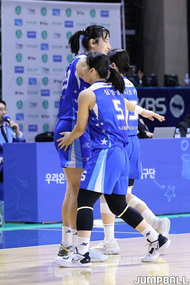 ‘1위 싸움 불 지폈다 우리은행 박혜진·이소희 빠진 Bnk에 17점 차 완승