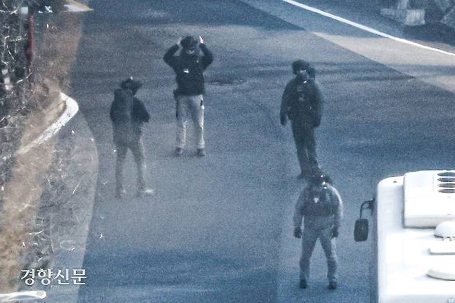 전술복·헬멧 착용한 경호처···‘의문의 대형 백팩도 포착 현장 화보