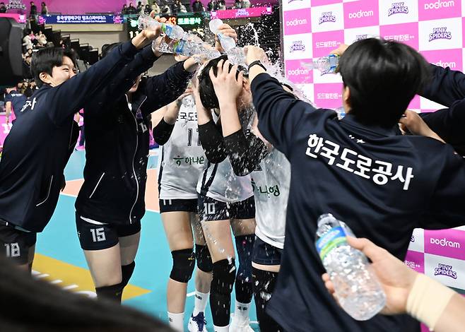 흥국생명전 승리에 축하 물세례까지김다은이 받은 잊지 못할 ‘졸업 선물 스경x현장