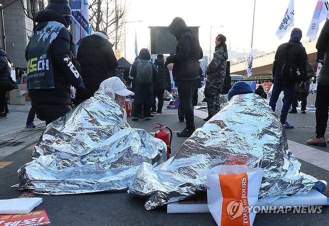 은박 담요 덮고 밤샘 시위