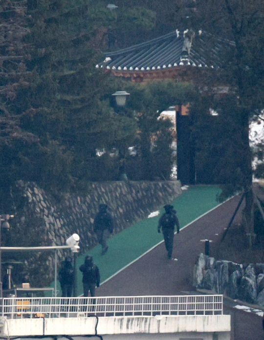 경호처 공격대응팀 헬멧·전술복 중무장 대통령 관저 순찰배낭에 소총 휴대 여부 주목
