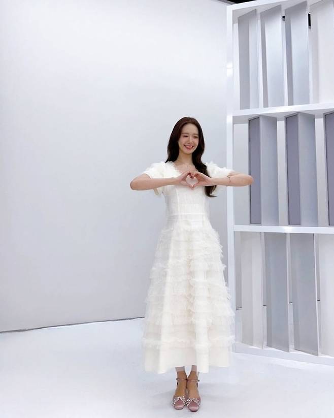 Sm설립이래 최고미녀윤아 이수만이 점찍은 여신미모 눈부신 화이트 드레스룩 뷰티는 내운명