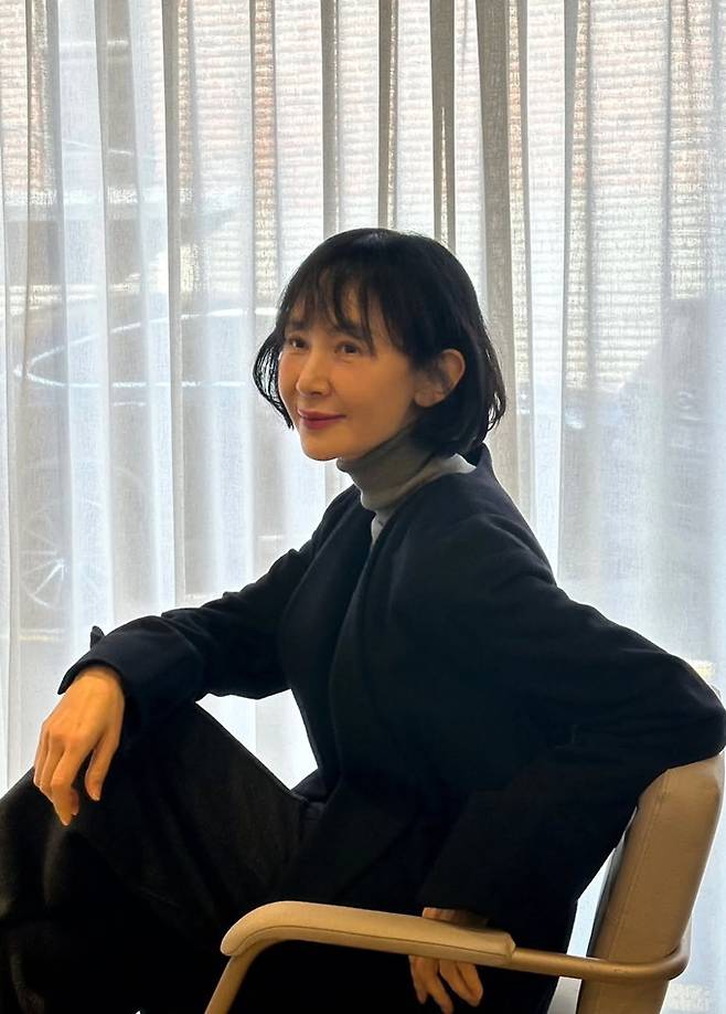 채시라 50대 드뮤어룩의 정석 볼과 립만 메이크업 내추럴 톤온톤 코트룩 패션엔