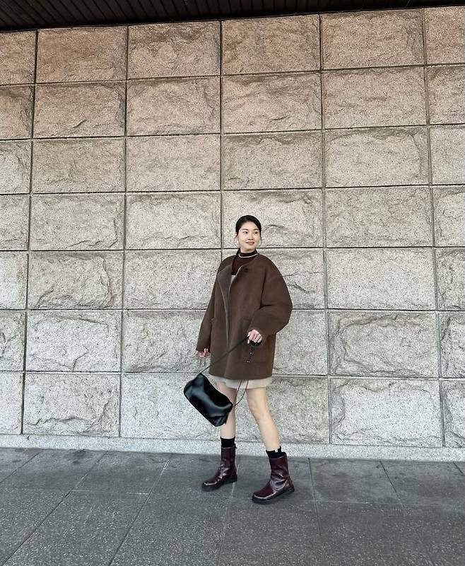 유명 가수 아내일 뿐인데 입기만 하면 트렌드 선도 브라운 코트앵클부츠 겨울룩 완성 스타와 라이프