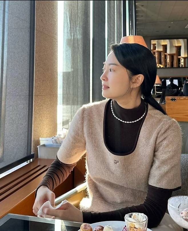 유명 가수 아내일 뿐인데 입기만 하면 트렌드 선도 브라운 코트앵클부츠 겨울룩 완성 스타와 라이프