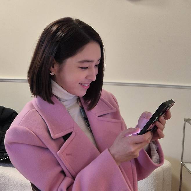이민정 42살 맞아 핑크코트 입고 꽃남 시절 비주얼 그대로 웰니스라이프