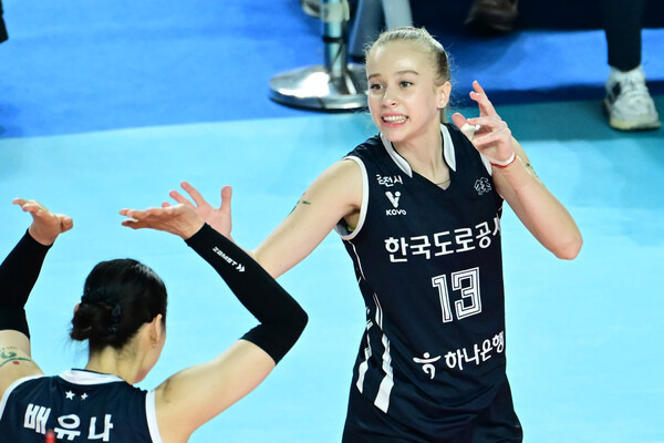 니콜로바 펄펄 도로공사 51점 외로웠던 실바 버틴 Gs칼텍스 3 2로 제압