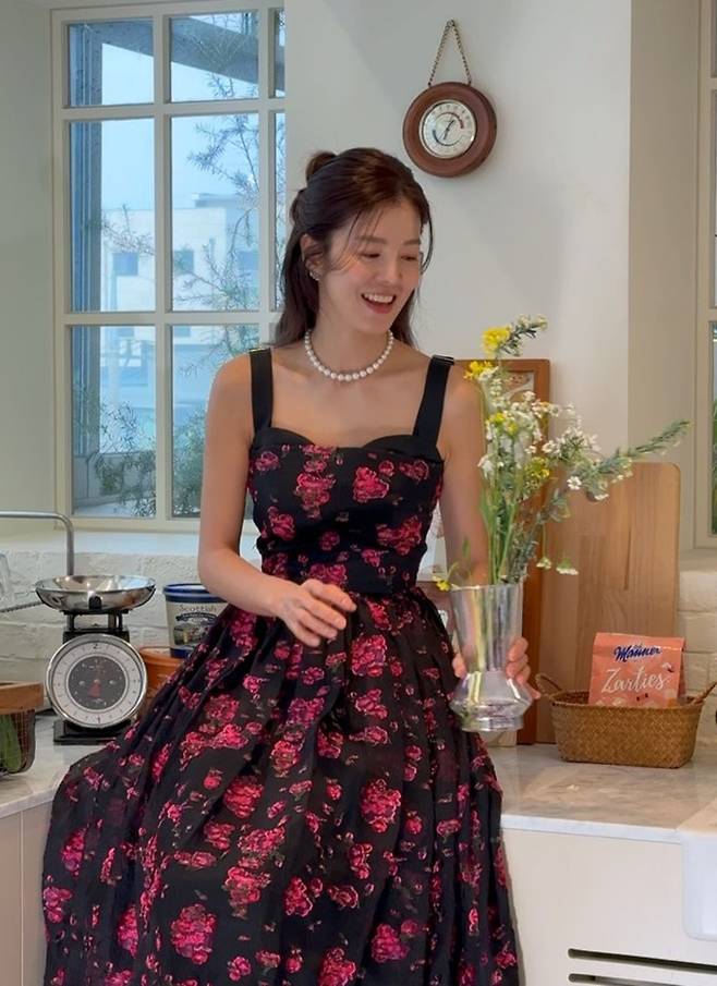 세아이 독박육아도 거뜬 여배우 스타일은 벌써 봄 꽃무늬와 체크 원피스룩 패션엔