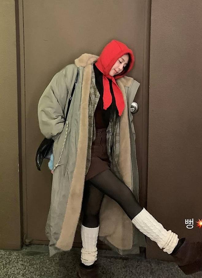 예능감 즐기는 걸그룹 가수 귀엽고 예쁘고 바라클라바에 퍼 코트 데일리룩 패션엔