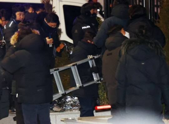 속보 경찰 사다리 이용 차벽 넘어 관저 진입2차 저지선도 돌파