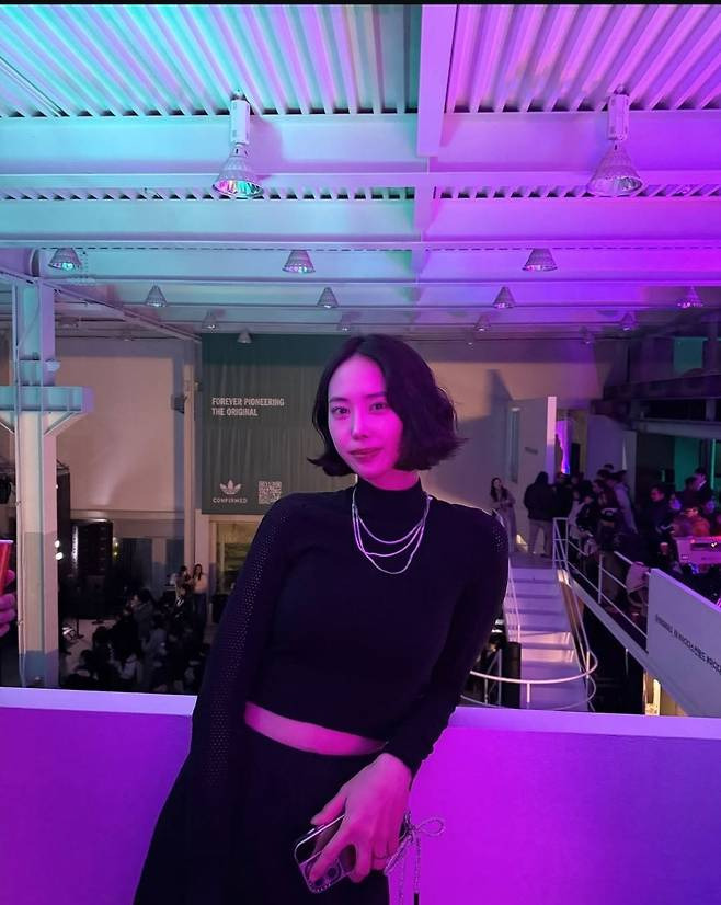 손새은 언니 손나은 뺨치는 S라인 힙한 크롭탑하이웨이스트 룩 패션 눈길 스타와 라이프
