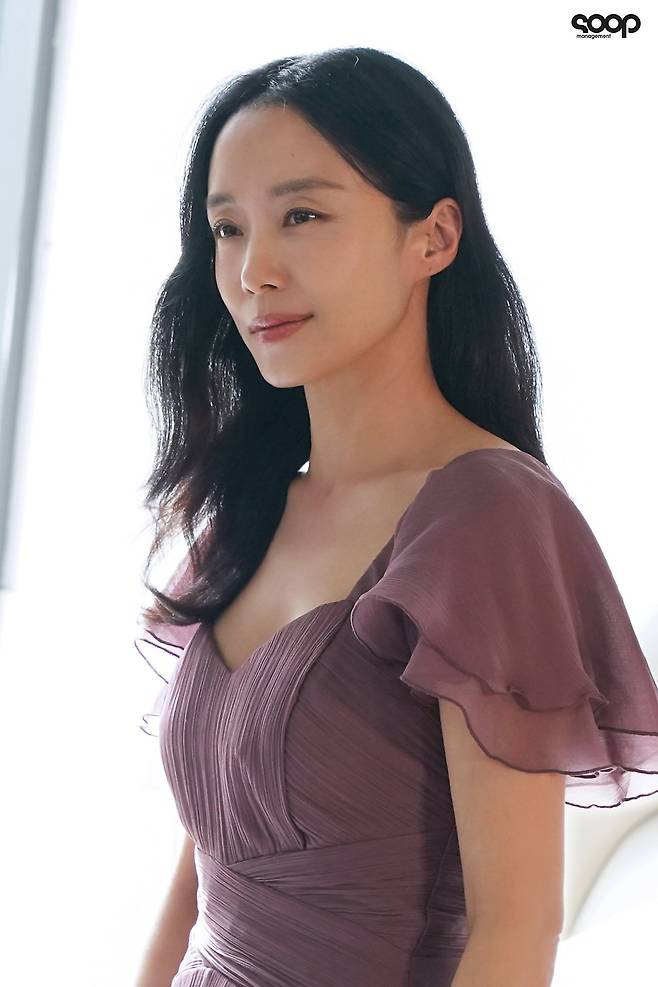 전도연52세에 이 미모라니믿기지 않는 자기관리청순 시스루 드레스룩 셀럽뉴스