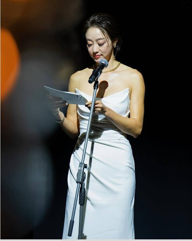 최여진 완벽 몸매란 이런 것 175cm·50kg 몸매로 백리스룩 완벽 소화 스타와 라이프