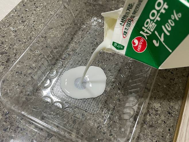 더러워진 흰색 운동화 이것으로 닦으세요 새것처럼 깨끗하게 변합니다 꿀하우스