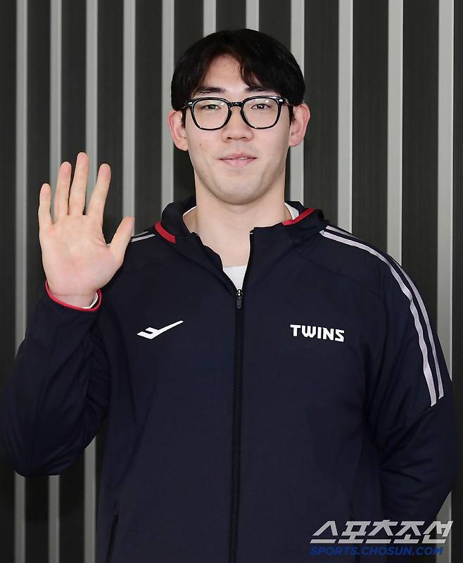 Lg 정우영 아닌 진우영 1차 선발대 깜짝 합류한 영건 투수 1군에서 더 많이 뛰고 싶어요 스캠 출국현장