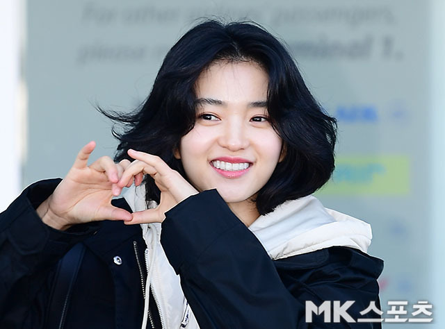 김태리 능글맞은 버섯머리 요정 후디 입고 친근감 100배 밀라노 출국 공항패션 뷰티는 내운명