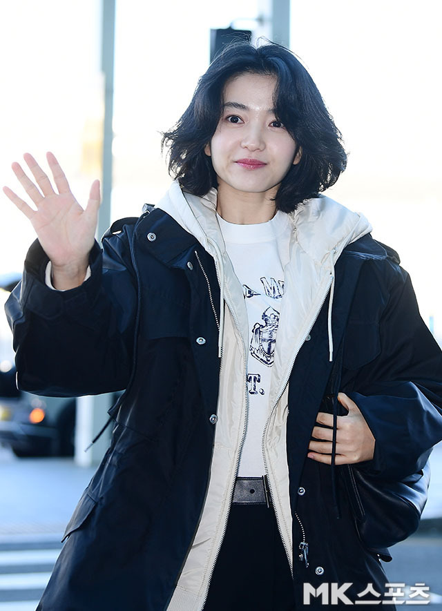 김태리 능글맞은 버섯머리 요정 후디 입고 친근감 100배 밀라노 출국 공항패션 뷰티는 내운명
