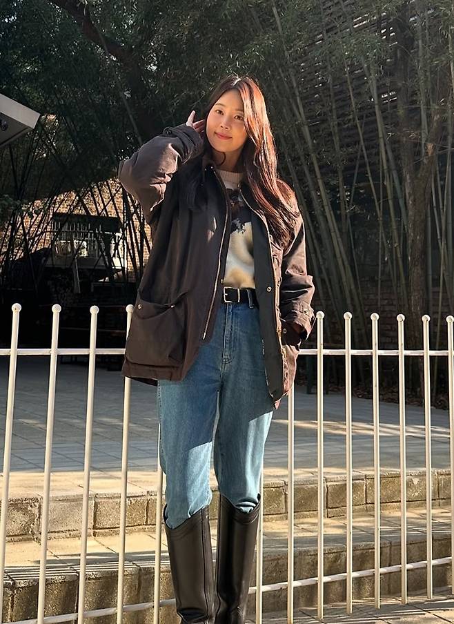 한지혜 남편 재킷도 찰떡 슈퍼 모델 핏 뽐낸 매니시한 바버 재킷 외출룩 패션엔