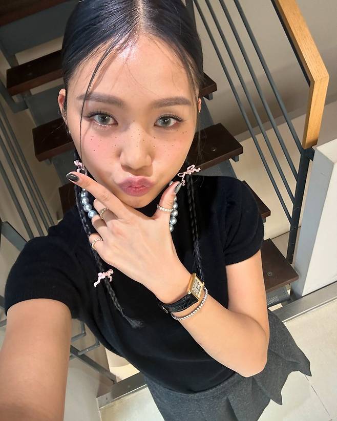 오마이걸 미미 미디 스커트and톤온톤 매치로 뽐낸 우아미 K스타패션