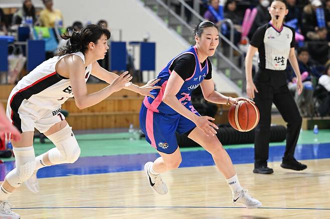 Bk 리뷰 ‘배혜윤 이해란 키아나 스미스 동반 활약 삼성생명 Bnk 꺾고 단독 3위 유지