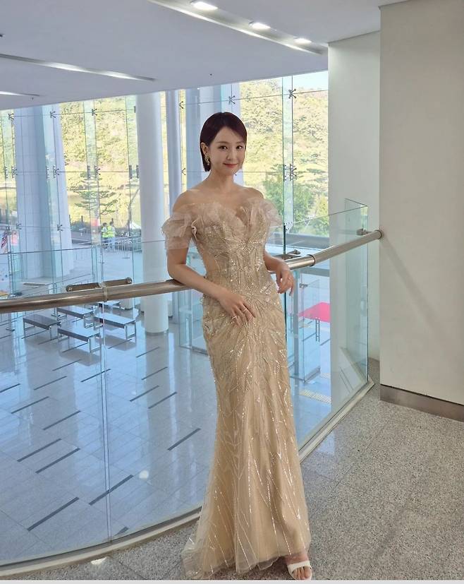 오정연 너무 내린 오프숄더 여리여리 직각어깨 눈부신 S라인 드레스룩 뷰티는 내운명