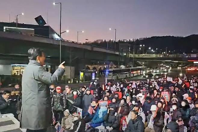전쟁이다” 외친 윤석열 변호인단변론 벗어나 ‘지지자 선동