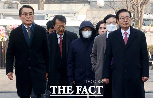 윤석열 탄핵심판 3차 변론기일 출석하는 尹 대통령 변호인단 Tf사진관