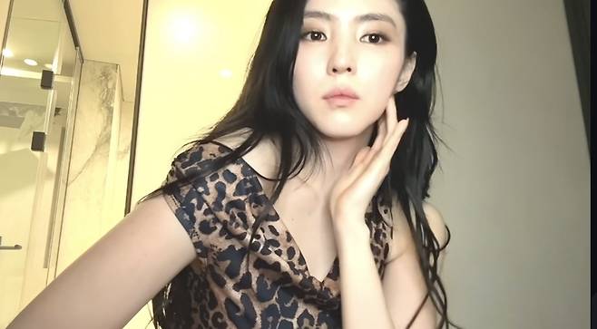 한소희 너무 내린 원숄더 백옥피부에 체크가 찰떡 레오파드 드레스룩 뷰티는 내운명
