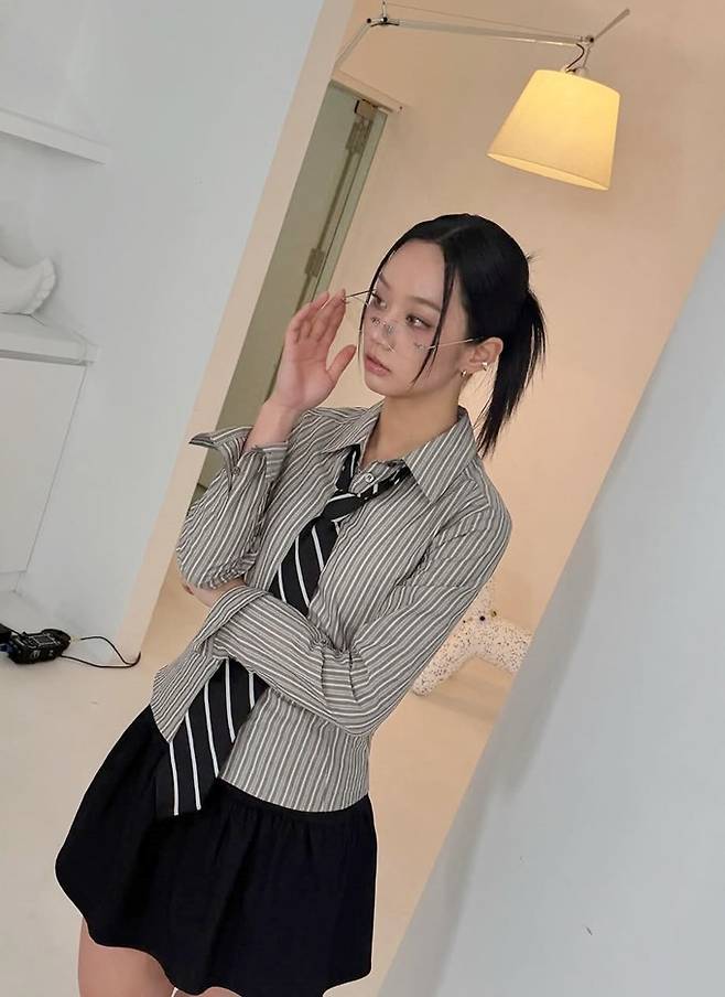 혜리 어~ 이게 되네” 안경 쓰니 다시 걸그룹 더 어려진 걸리시 프레피룩 패션엔