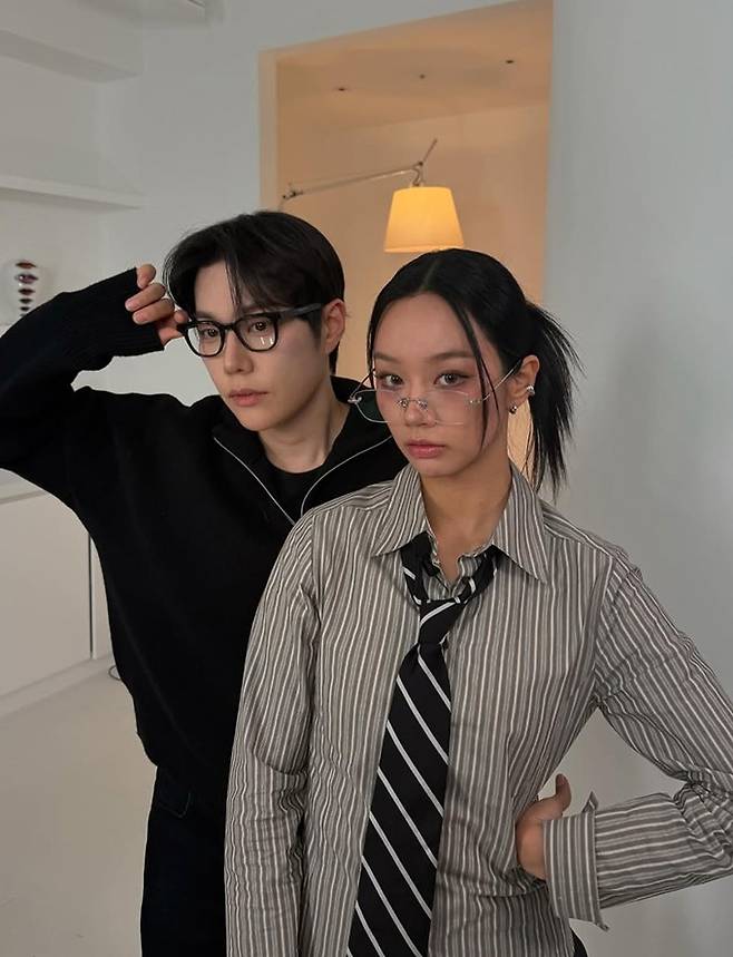 혜리 어~ 이게 되네” 안경 쓰니 다시 걸그룹 더 어려진 걸리시 프레피룩 패션엔